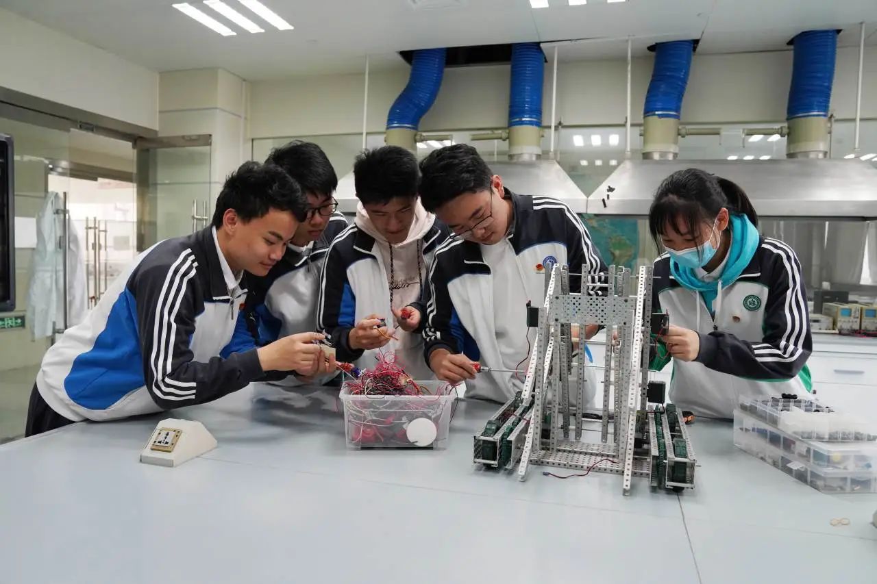 华东师范大学第二附属中学 – 全国首批！二附中入选全国中小学科学教育实验校